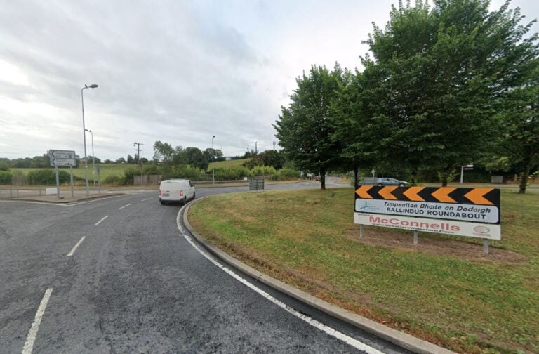 Single-car crash at Ballindud roundabout in Waterford - wlrfm.com